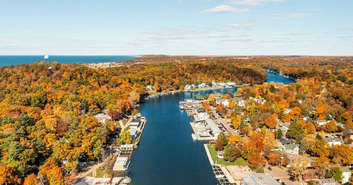 16 Charming Lake Towns In Michigan That Will Melt Your Worries Away