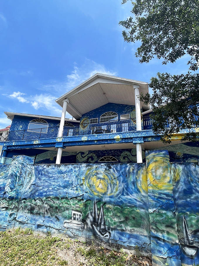 Starry night or Florida delight? This vibrant house brings Van Gogh's masterpiece to life, proving that art isn't just for museums anymore.