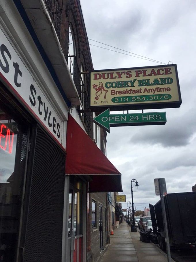 A beacon of comfort food in the heart of Detroit! Duly's Place Coney Island stands ready to satisfy your cravings 24/7.