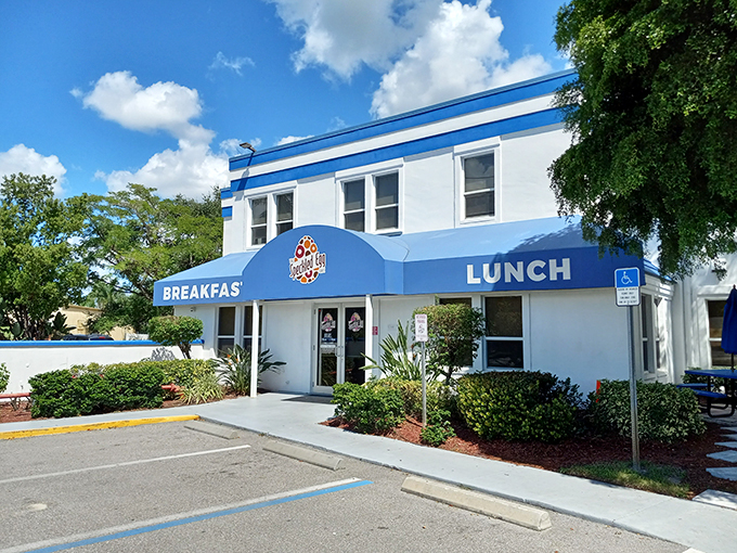 Blue skies and breakfast vibes! The Speckled Egg's cheery exterior is like a warm "good morning" hug from Fort Myers itself.