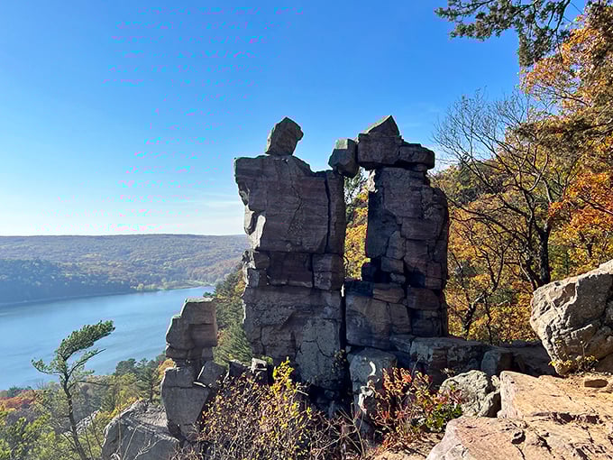 Welcome to nature's amphitheater! Devil's Lake State Park: where the views are heavenly and the hiking is, well, devilishly good.