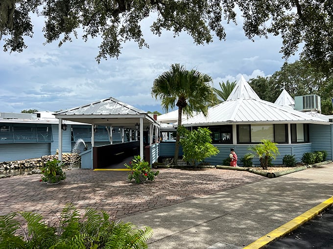 Welcome to seafood paradise! Dixie Crossroads' charming exterior promises a feast for the senses, with its inviting coastal vibe and promise of oceanic delights.