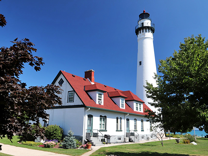 Towering over the landscape like a maritime supermodel, Wind Point Lighthouse strikes a pose against the azure Wisconsin sky. This 108-foot stunner has been turning heads since 1880.