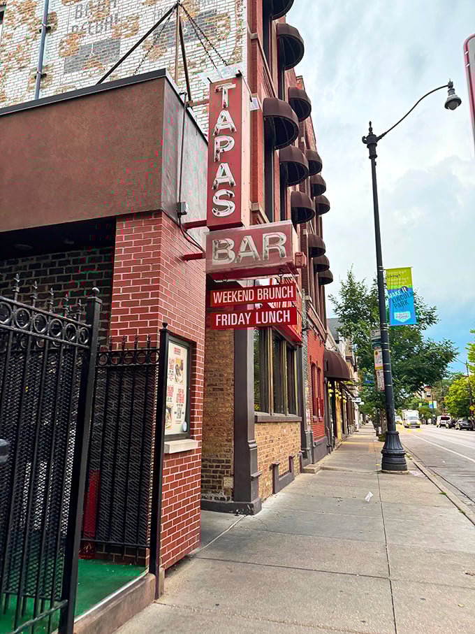 A sign that screams "fiesta" louder than a mariachi band! Cafe Ba-Ba-Reeba's exterior promises a taste of Spain in the heart of Chicago.