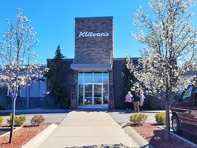 Welcome to Klavon's, where the exterior is as inviting as a warm hug from your favorite aunt. This modern stone facade promises a cozy retreat for pizza lovers and sports enthusiasts alike.