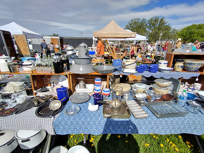 A treasure hunter's paradise! This table is like a time machine, whisking you back to Grandma's kitchen with its array of vintage kitchenware.