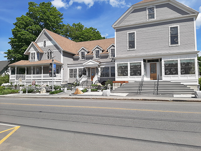 Welcome to rock star central! The Maine Mineral & Gem Museum's exterior is as inviting as a freshly baked blueberry pie, with a side of geological wonders.