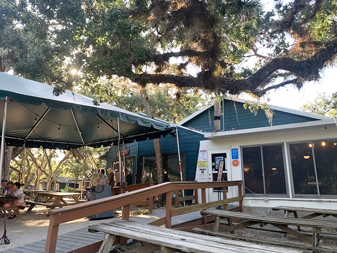 "Where the cool people meet" &ndash; and by cool, they mean anyone who appreciates good food and even better company. Welcome to Snook Haven!