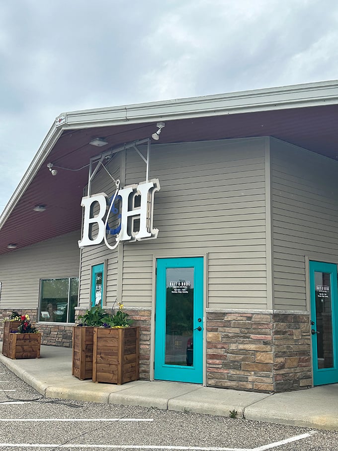 Ahoy, seafood lovers! This unassuming exterior hides a treasure trove of oceanic delights. Who knew landlocked Minnesota could harbor such coastal charm?