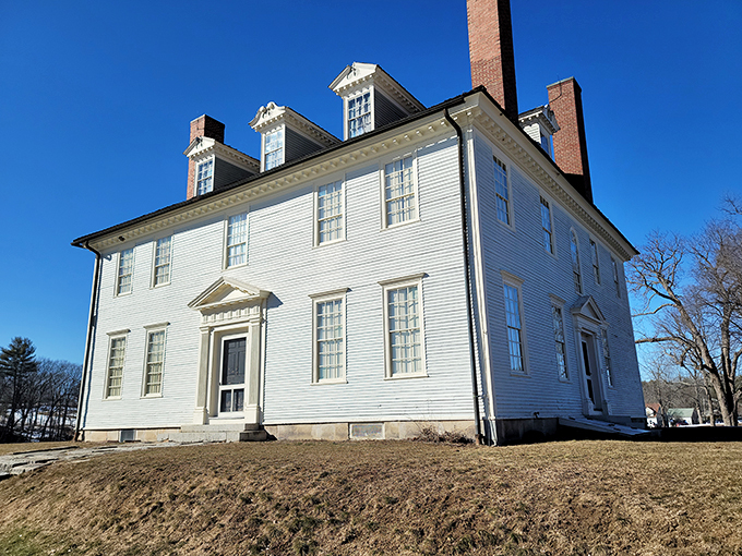 A Georgian gem that's more inviting than a warm lobster roll on a chilly Maine day. This pristine white mansion whispers tales of centuries past.