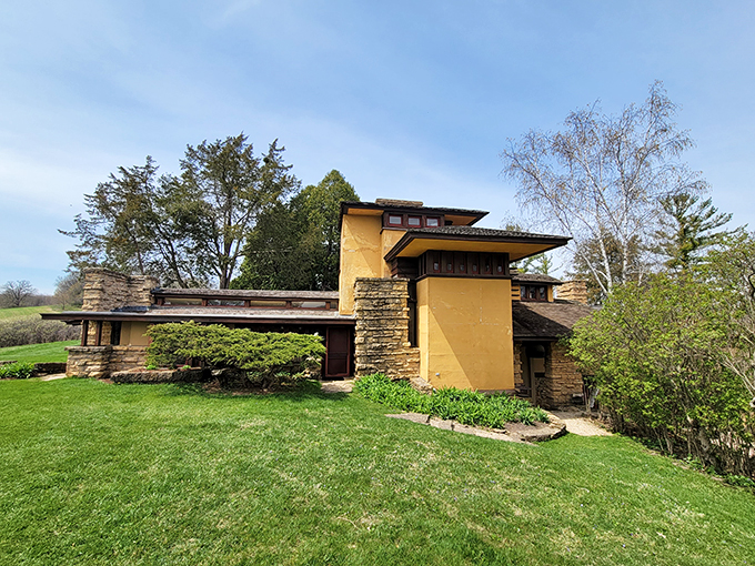 A house that whispers 'come hither' louder than a Wisconsin cheese curd sizzling in hot oil. Taliesin's exterior blends into the landscape like a chameleon with an architecture degree.