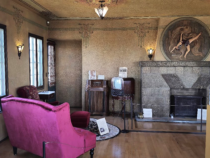Cozy corner or time machine to the 1930s? This nook has me half-expecting to see Jay Gatsby lounging with a martini.