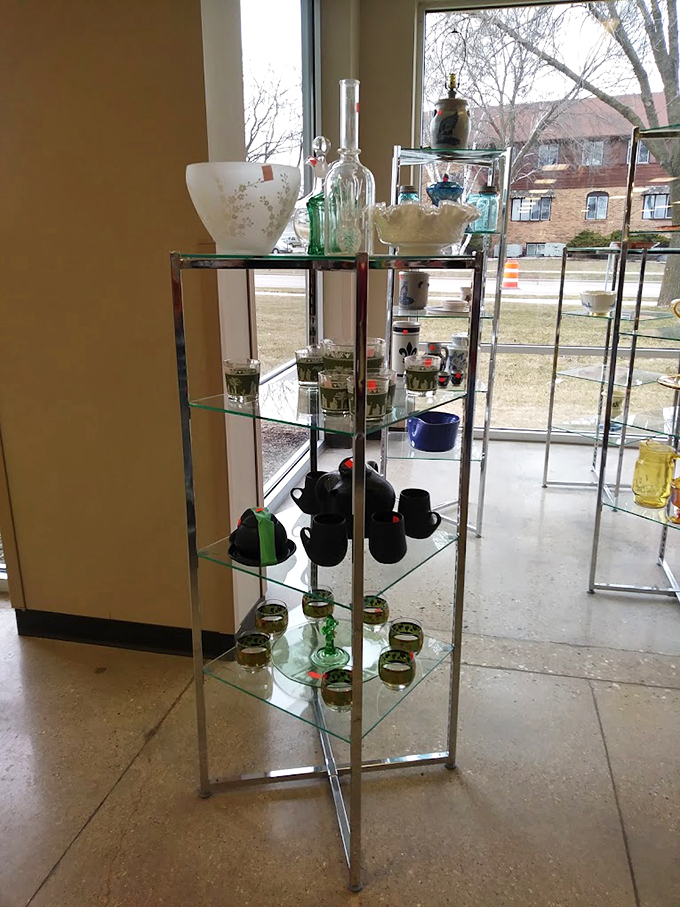 Cheers to secondhand chic! This glassware display is a cocktail party waiting to happen. Mad Men vibes, anyone?