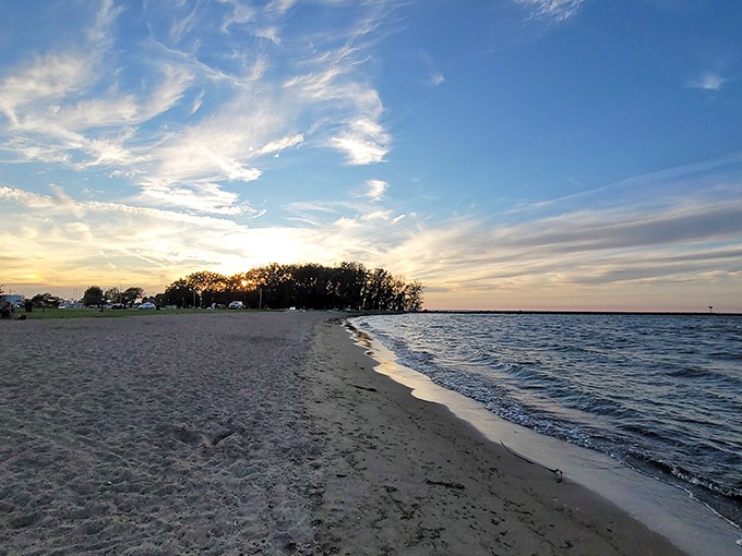 Sunset serenity! This beach scene is more soothing than a warm bath and a glass of wine after a long day.