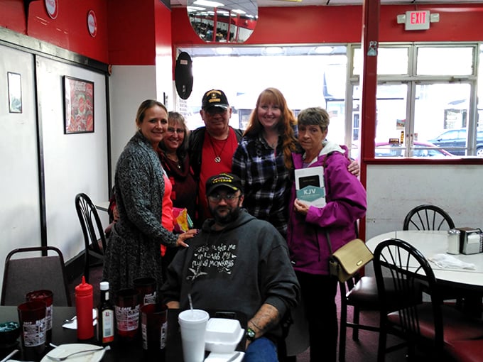A gathering of food enthusiasts or a meeting of the "Clean Plate Club"? At Bluewater Cafe, it's probably both.