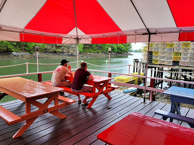 Love is in the air... and so is the smell of lobster! These diners have found the perfect spot for a seafood-fueled romance.