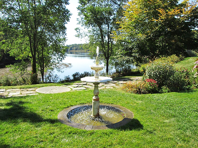 Who needs a wishing well when you've got this fancy fountain? Toss a coin and maybe you'll get to stay here forever.