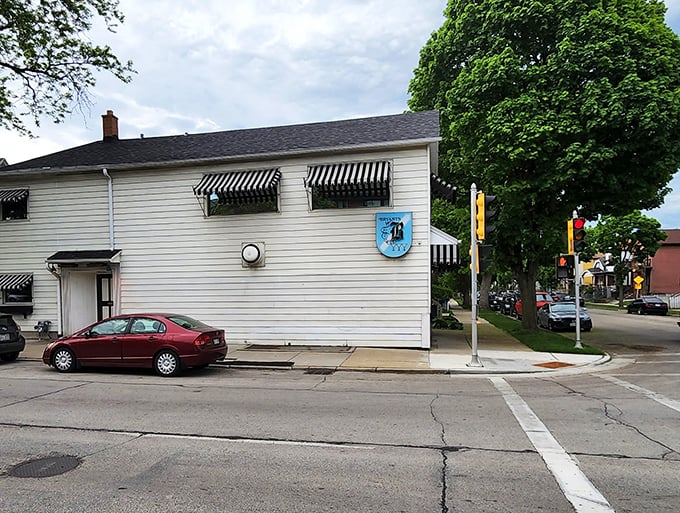 Dim lights, bright flavors! Bryant's is so cozy, you might mistake it for a film noir set &ndash; until the technicolor cocktails arrive.