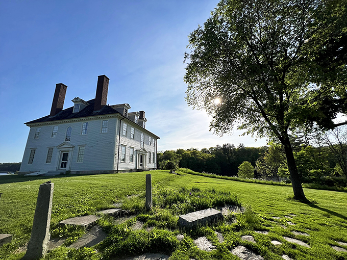Road trip tip: Always brake for houses that look like they're starring in their own period drama.