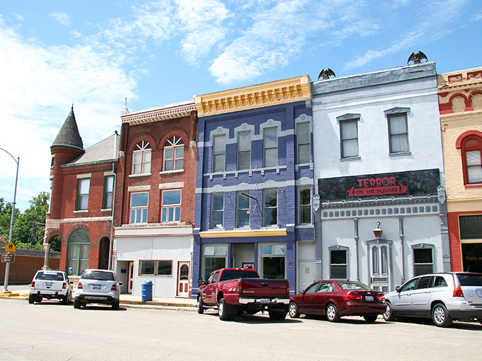 Petersburg: Abe Lincoln's old stomping ground got a cool makeover! History buffs and hipsters unite in this charming town.