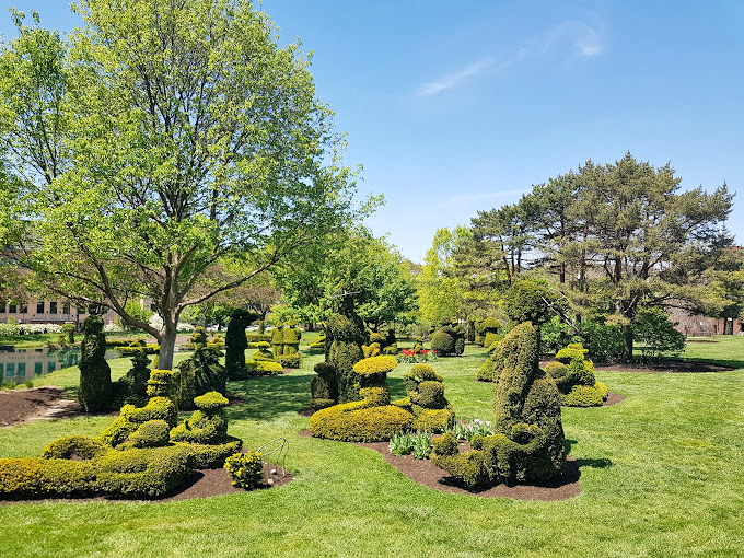 Paint me green with envy! This living masterpiece brings art to life in the most literal sense &ndash; it's like stepping into a painting, minus the oil stains.