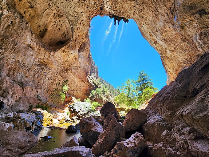 Mother Nature's bridge-building skills are on point! This travertine masterpiece is proof that she could've had a career in architecture.