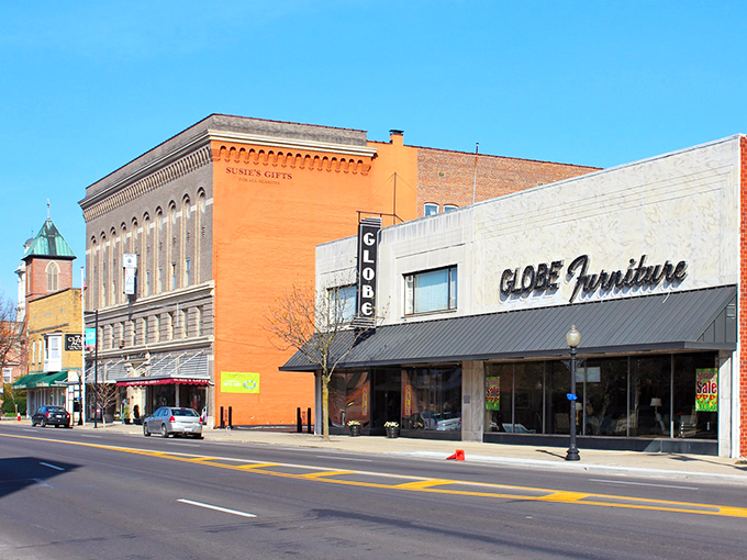Downtown detour! Chillicothe's charming center is a road trip oasis, offering a refreshing mix of history and modernity.