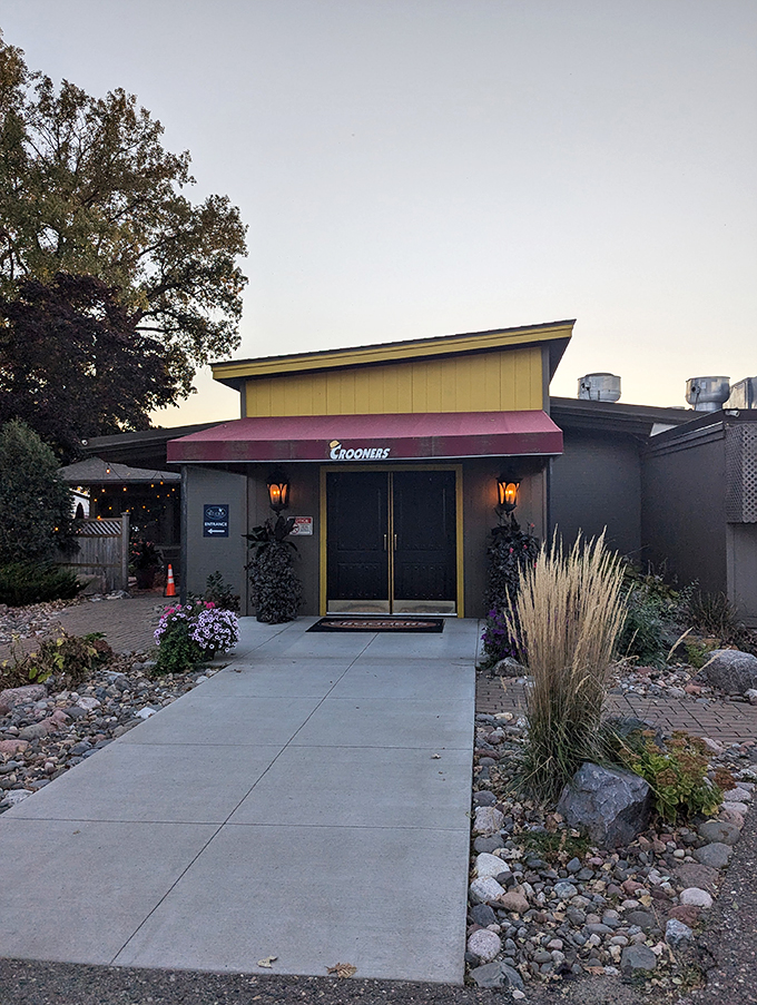 Lakeside lounging meets gourmet grazing. Crooners' patio is the perfect stage for a memorable meal.