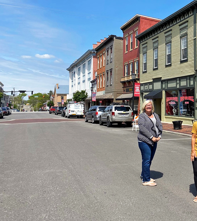 Main Street USA, perfected! Lebanon's Broadway is small-town charm dialed up to eleven, with a side of nostalgia.