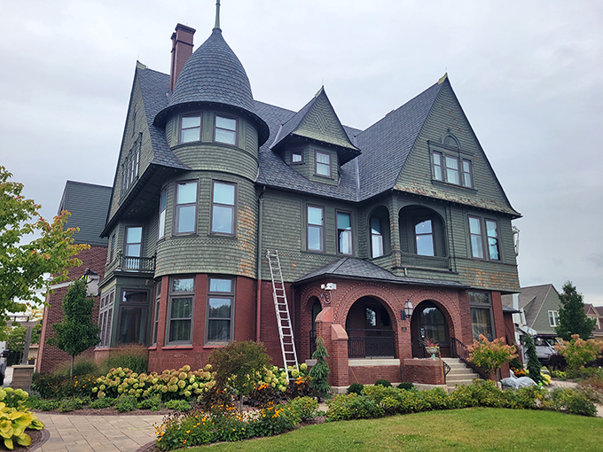 Where Picasso hangs out in Victorian parlors. The ultimate 'old meets new' &ndash; think 'Downton Abbey' hosting a Warhol exhibition.