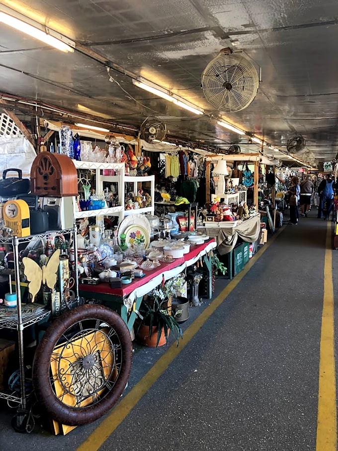 Step into a time warp of treasures! This booth's a mishmash of memories, from grandma's china to dad's old radio. Nostalgia, served daily.