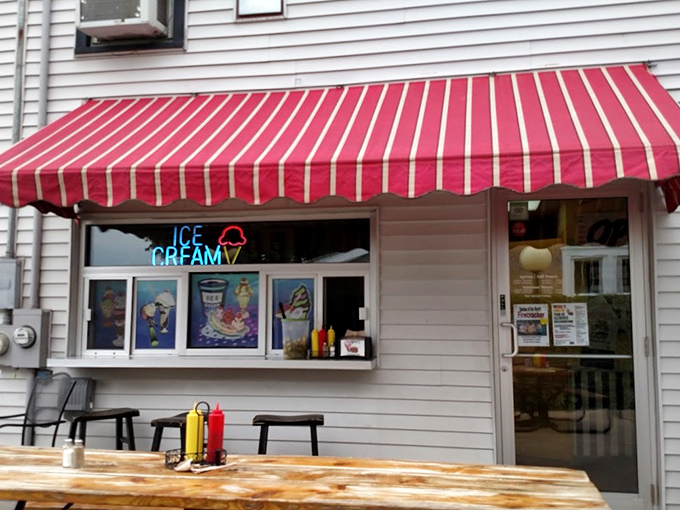 Outdoor seating with a side of small-town charm. It's like Norman Rockwell painted a scene just for foodies.