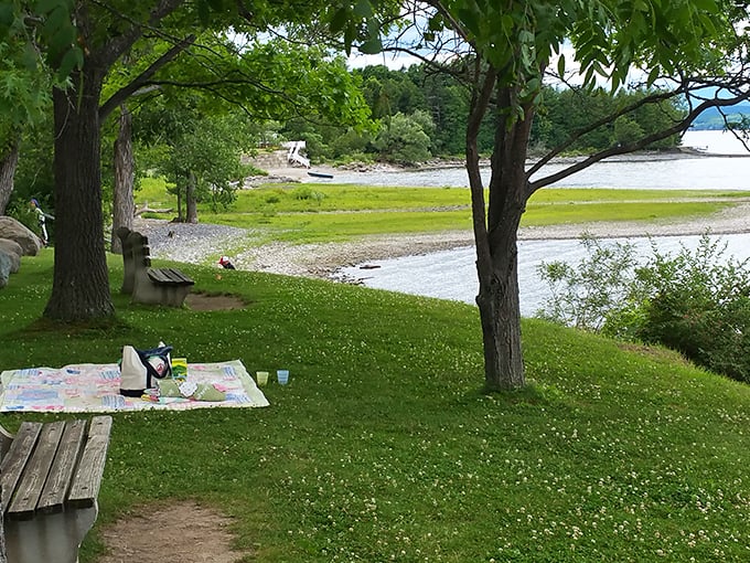 Spread out your feast and soak in the views. It's like dining al fresco, but with nature as your ma&icirc;tre d'.