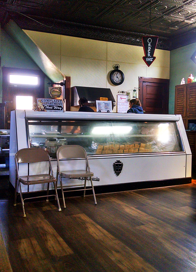 Order up! This vintage counter's seen more action than a soap opera marathon. Time to join the queue!