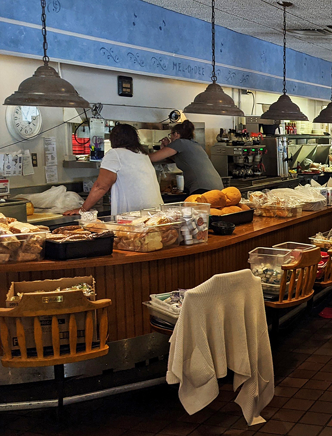 Blue-collar chic meets down-home delicious. Mel-O-Dee's decor is a masterclass in unpretentious charm. It's not just a meal, it's a time machine to simpler days.