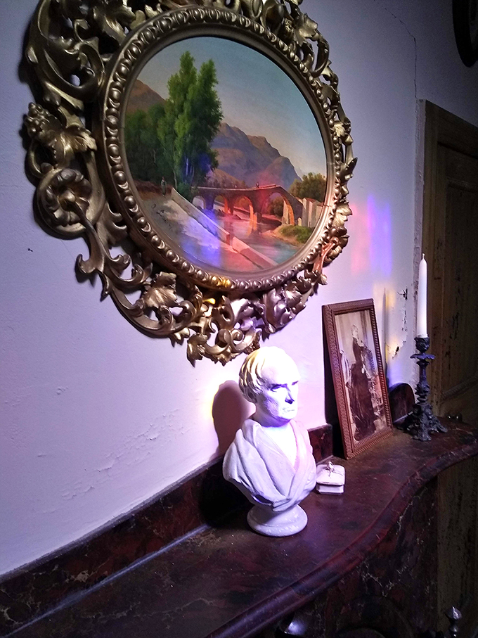 Mirror, mirror on the wall, who's the most Victorian of them all? This decor is serving some serious 19th-century realness.