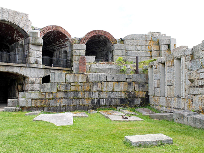 A view that would make even the most seasoned Instagram influencer jealous. Fort Popham offers panoramas that'll have you reaching for your camera faster than you can say "cheese!"