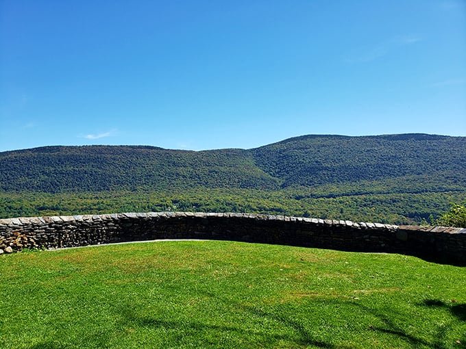 Room with a view? More like a view with a room! Those mountains are the kind of neighbors everyone dreams of having.
