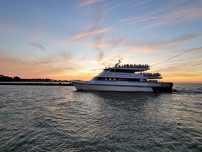 Sunset cruise goals! This boat is serving up Lake Erie realness with a side of "wish you were here" vibes.