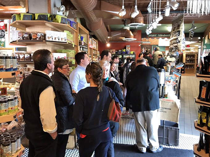 The line of anticipation! These folks know good things come to those who wait (and order a Reuben).