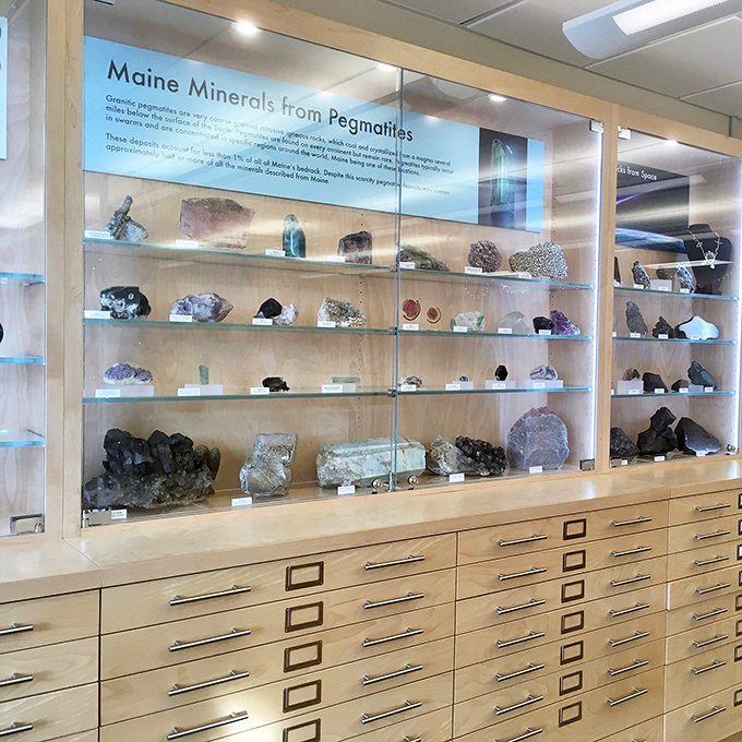Maine's mineral marvels on parade! It's like a beauty pageant for rocks, where every contestant is a gem.