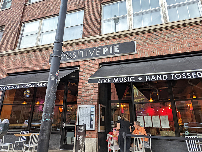 Sidewalk seating that lets you soak up the Montpelier vibe. People-watching and pizza-eating &ndash; a match made in heaven.