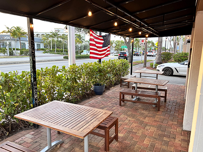 Al fresco dining, Florida style. Palm trees, sunshine, and the promise of pizza &ndash; does life get any better?