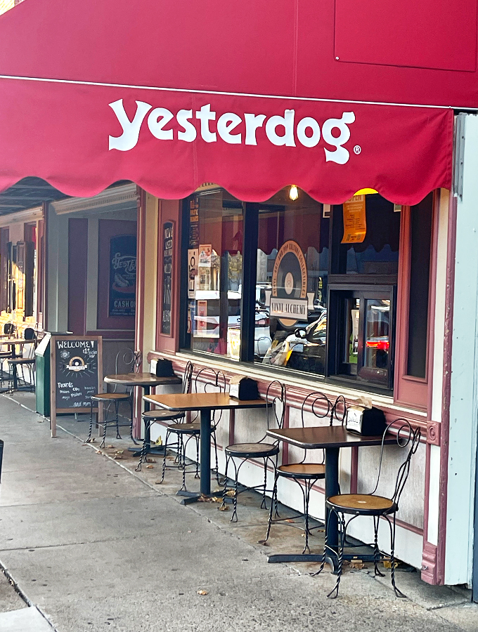 Sidewalk seating! Enjoy your dog al fresco and watch the world go by. Just watch out for seagulls with good aim!