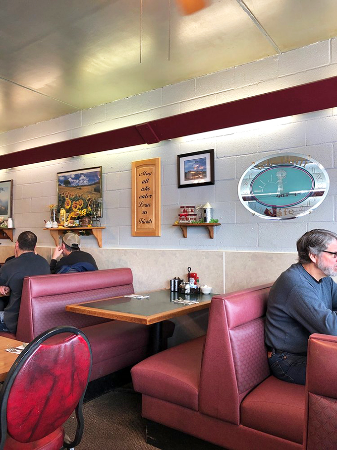 Diner chic at its finest! With its cozy booths and eclectic wall art, this decor is serving up a heaping helping of nostalgia with a side of small-town charm.