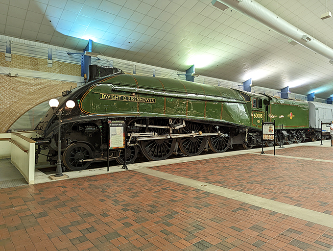 The "Dwight D. Eisenhower" locomotive: proof that even presidents can't resist the allure of a good train. It's the Air Force One of the railroad world!