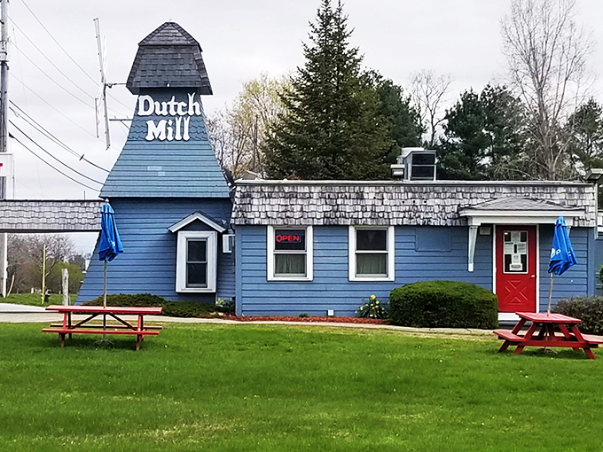 Al fresco feast, anyone? These outdoor tables are perfect for soaking up sunshine with your syrup.