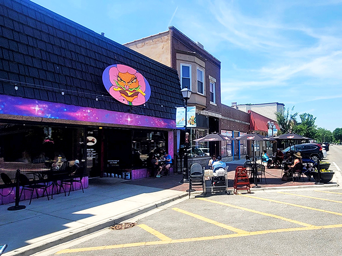 Al fresco dining with a side of people-watching – it's dinner and a show, Brookfield style!