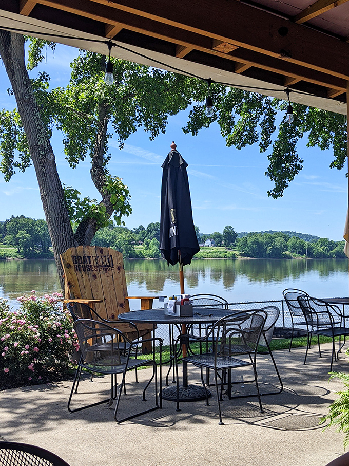 River views and BBQ blues... in the best way possible. This outdoor seating area is where memories (and full bellies) are made.