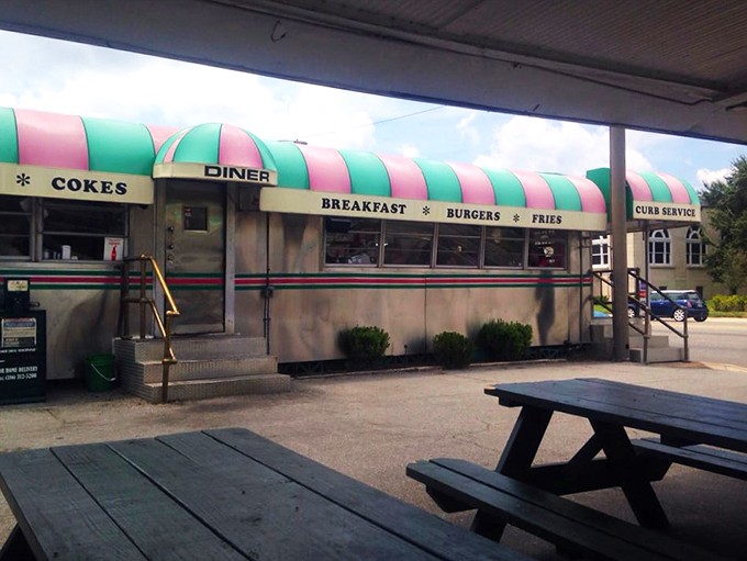 Al fresco Americana: Who needs a five-star patio when you've got picnic tables and the promise of burgers and fries?